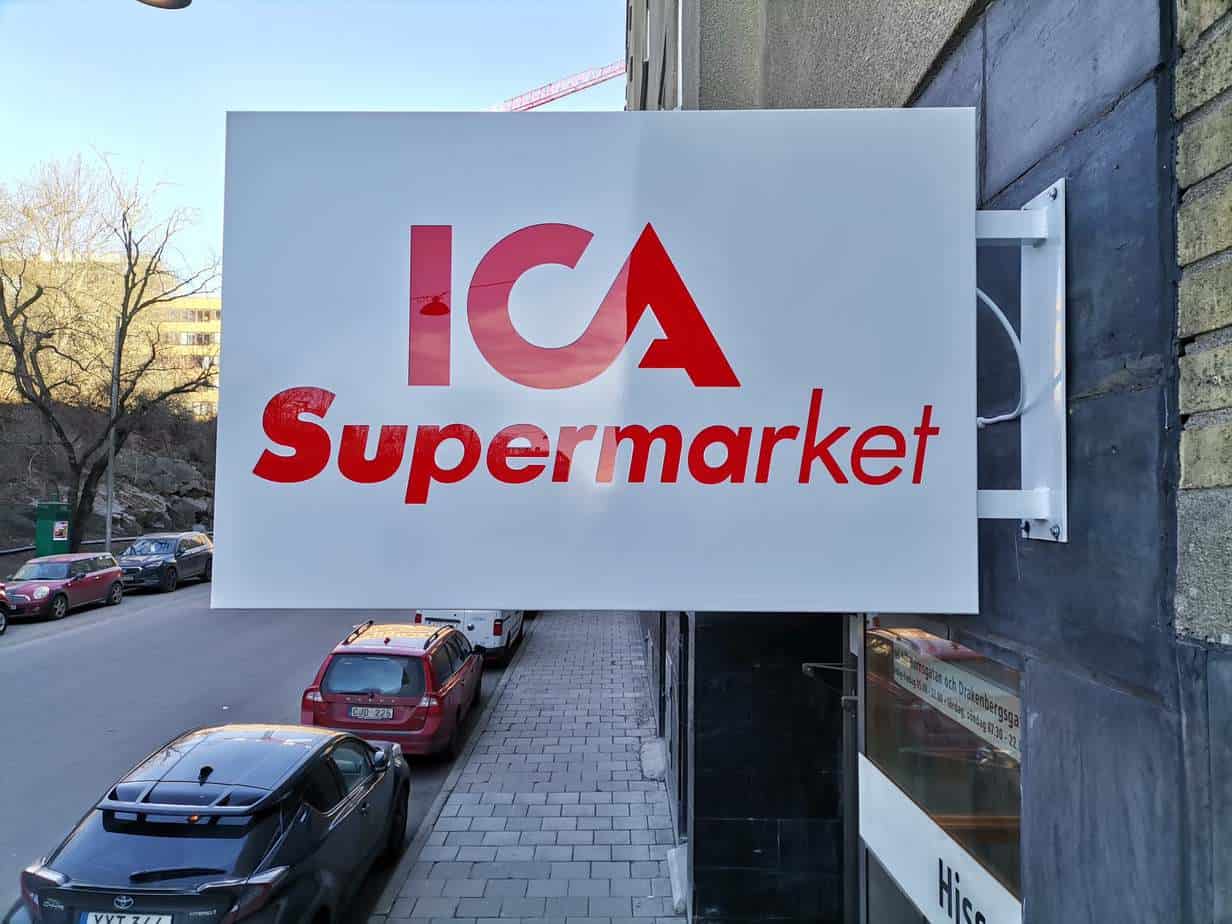 ICA Supermarket Högalid med dubbelsidiga fasadskyltar.